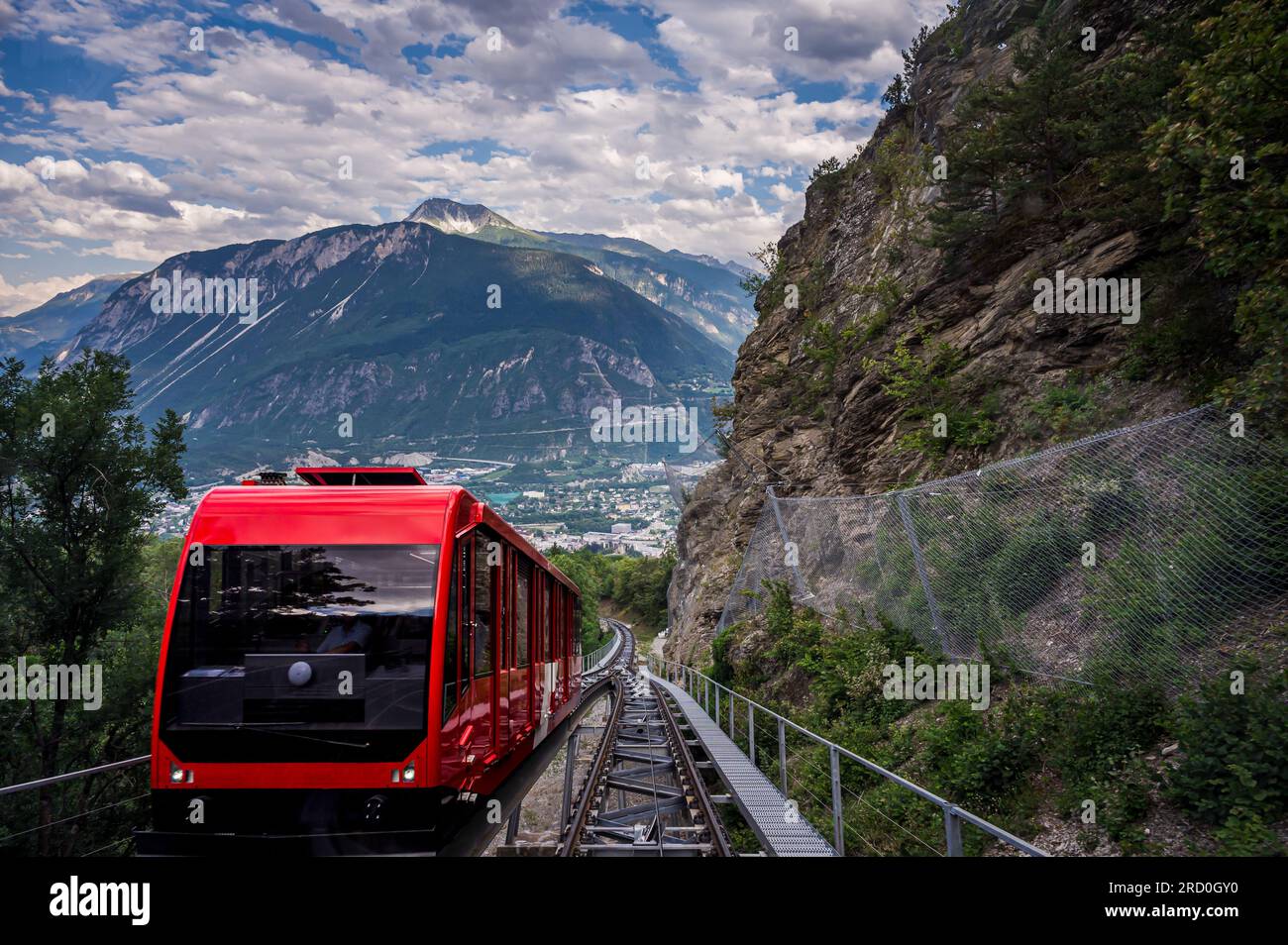 Un funiculaire suisse rouge de Sierre à Crans Montana, Canton du Valais ...