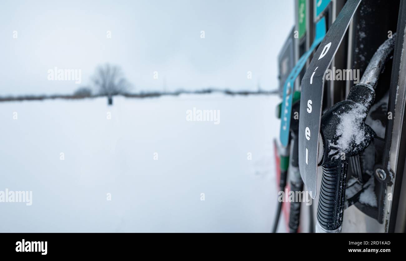 Tuyaux avec les pistolets de pompe à essence et diesel entourés par la ...