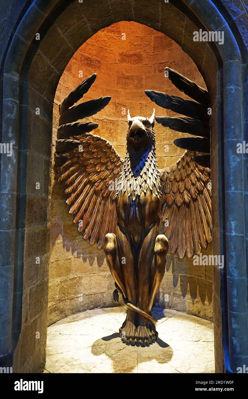 Les escaliers de la statue de phoenix à la porte d'entrée de Dumbledore ...