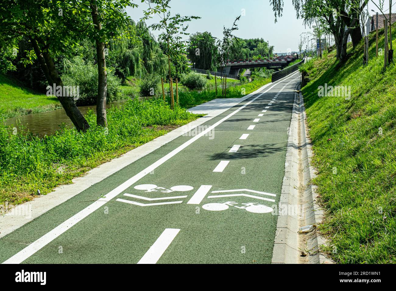 Nouvelles pistes cyclables construites dans la ville moderne pour le ...