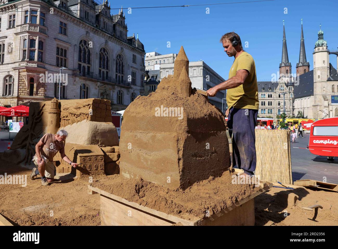 18 juillet 2023, Saxe-Anhalt, Halle (Saale) : les deux artistes de ...