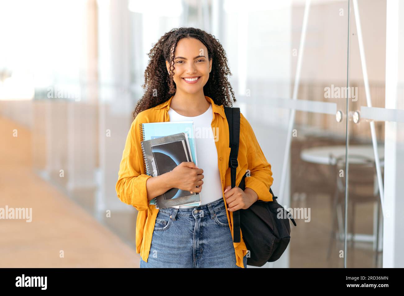 Étudiante tendance positive. Heureuse belle étudiante brésilienne ou ...