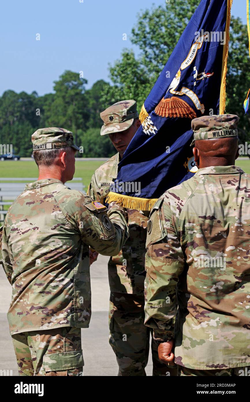 Le colonel William Shoemate II, le commandant du 188th IN BDE, passe ...