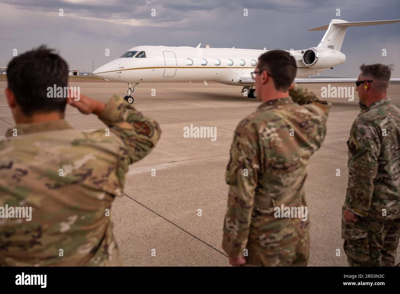 Des aviateurs saluent le général Anthony Cotton, commandant du ...