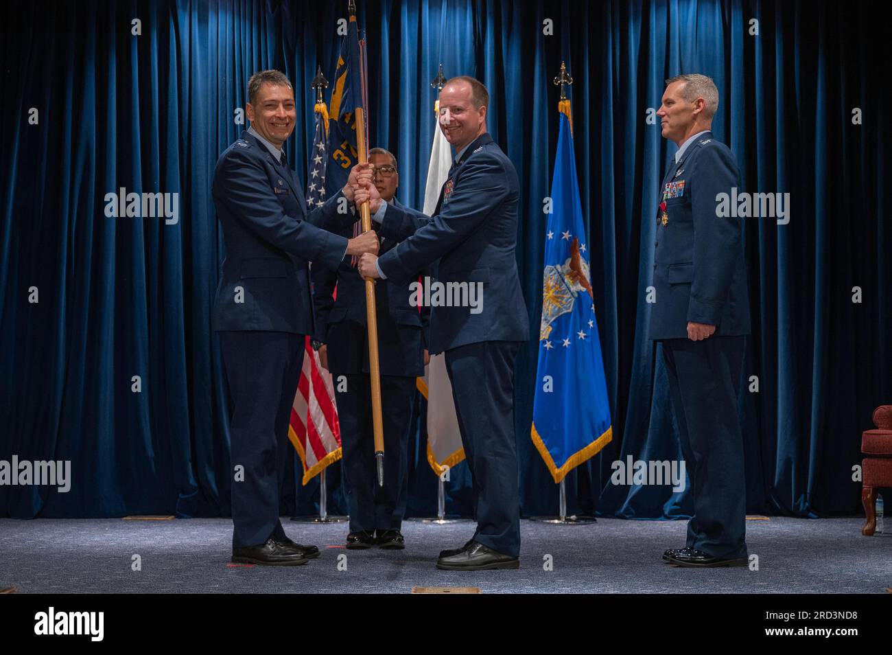 Le colonel Andrew Roddan, commandant de la 374e escadre de transport ...