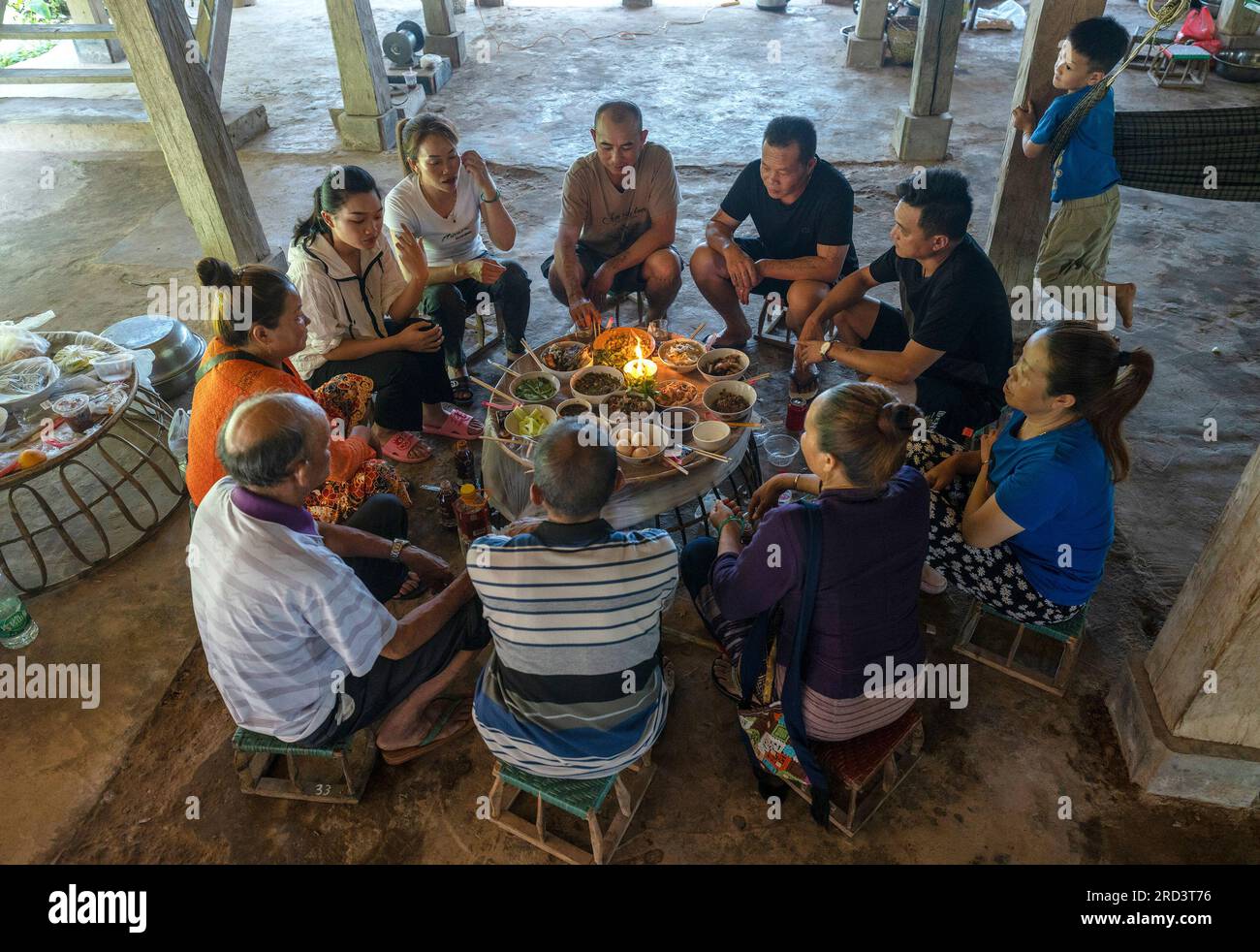 (230718) -- MENGLA, 18 juillet 2023 (Xinhua) -- Yi Bofeng (3e L) dîne ...