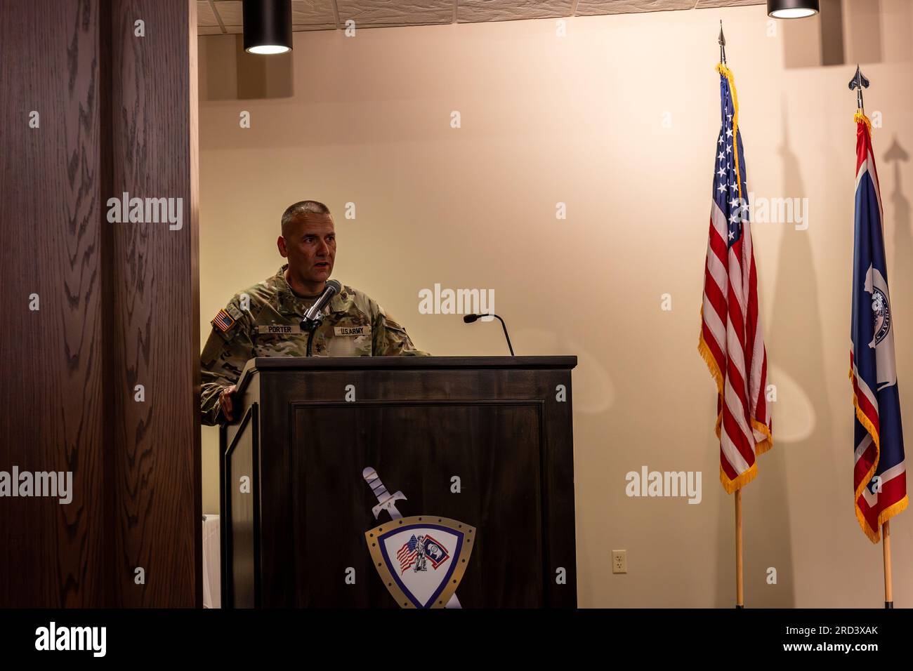 Wyoming Adjudant-général le major général Greg porter parle au podium ...