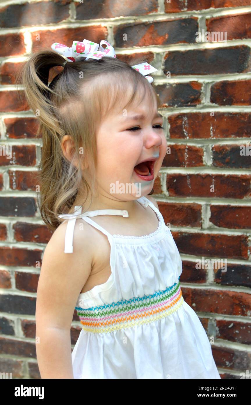 Little girl mouth wide open pleure Banque de photographies et d’images ...