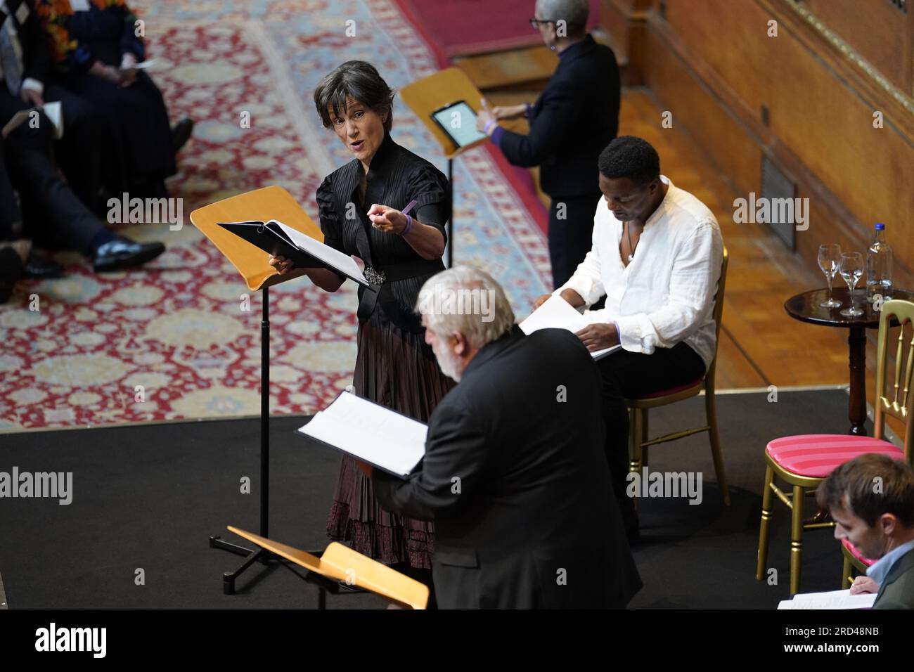 Sir Simon Russell Beale et Dame Harriet Walter se produisant lors d'une ...