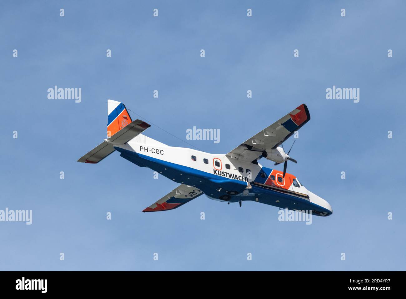 Avion volant bas au dessus de la plage Banque de photographies et d ...