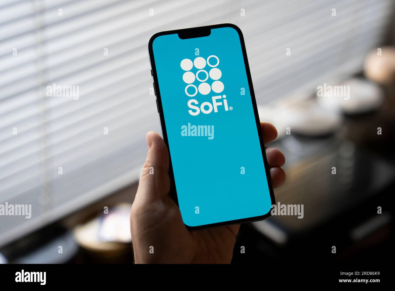 Le logo de la banque SOFI est visible sur l'écran d'un appareil mobile ...