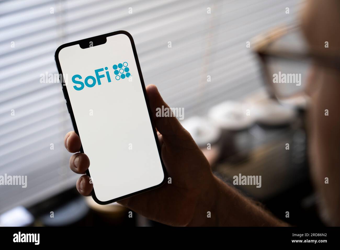 Le logo de la banque SOFI est visible sur l'écran d'un appareil mobile ...