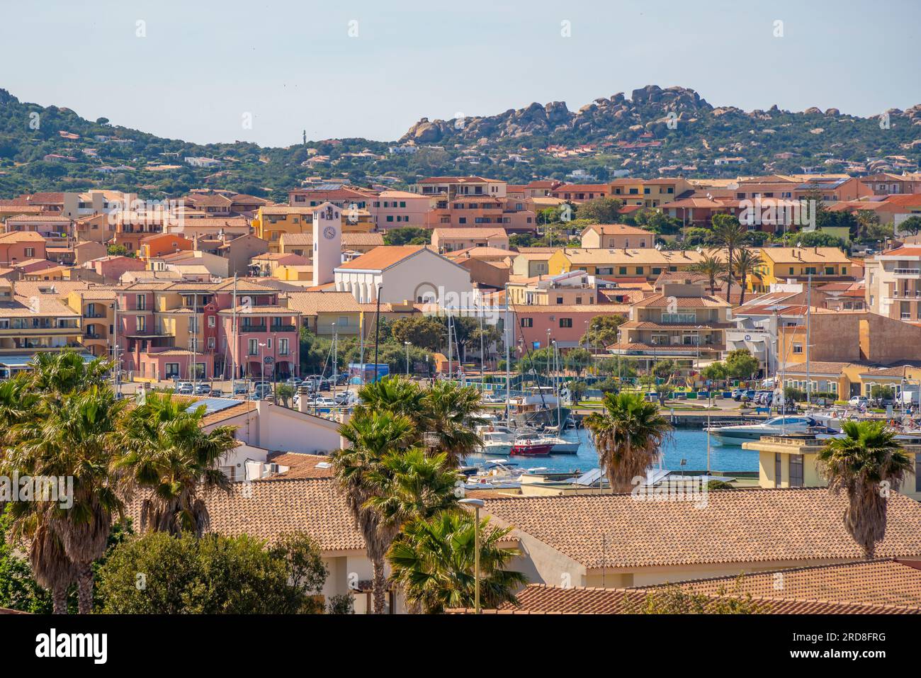Vue élevée de l'église de notre-Dame de grâce et de la ville de Palau ...