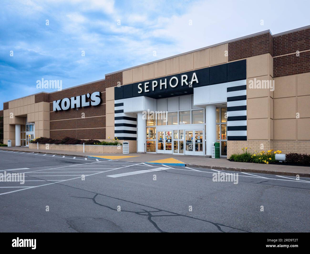 Sephora interior Banque de photographies et d’images à haute résolution ...