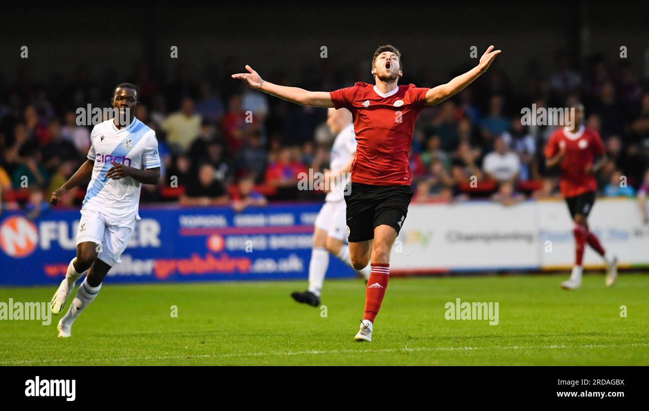 Ashley Nadesan de Crawley montre de la frustration lors du match amical ...