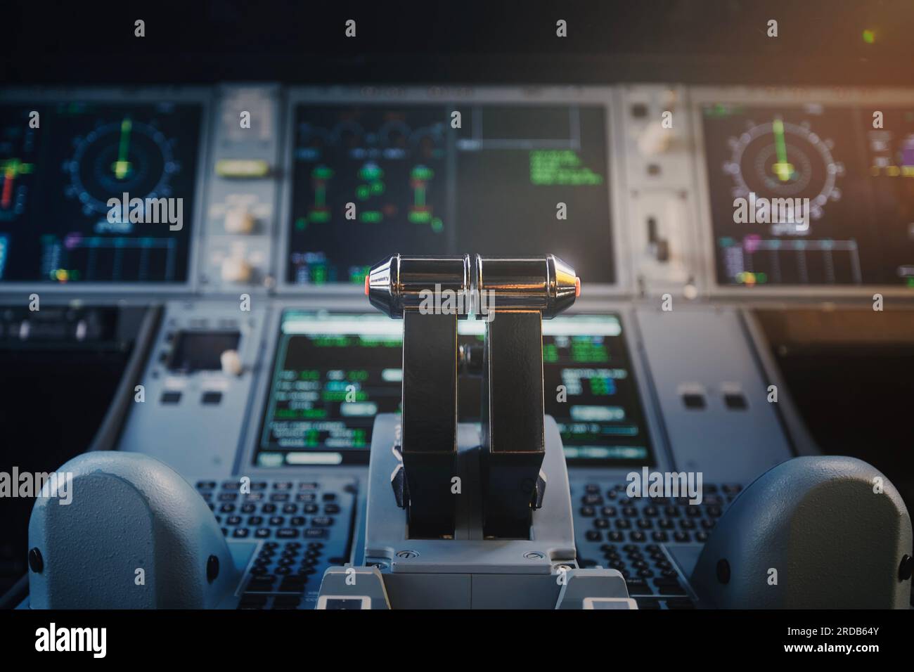 Gros plan du cockpit d'un avion commercial. Focalisation sélective sur ...