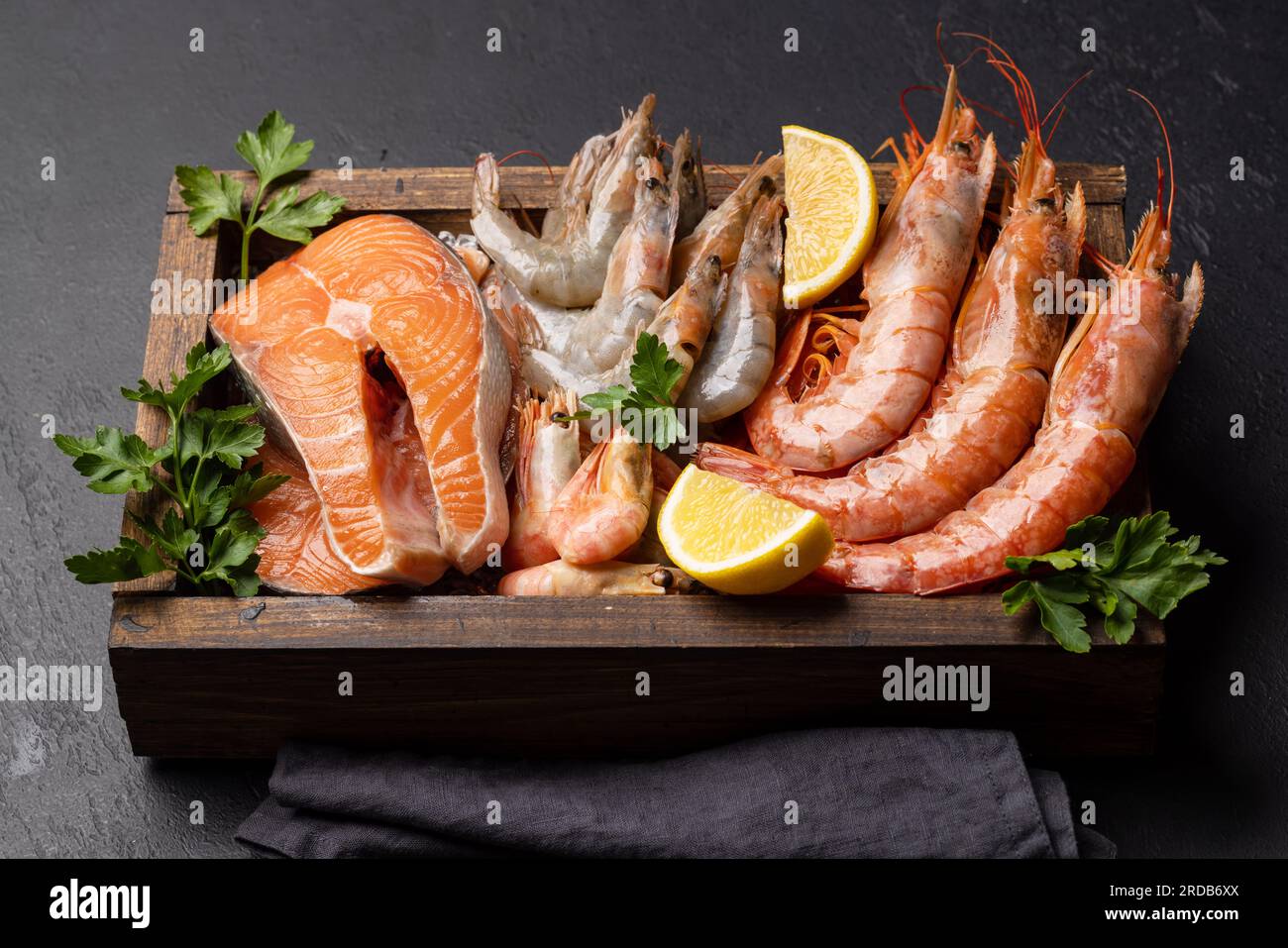 Une vue de dessus des fruits de mer frais tels que crevettes ...