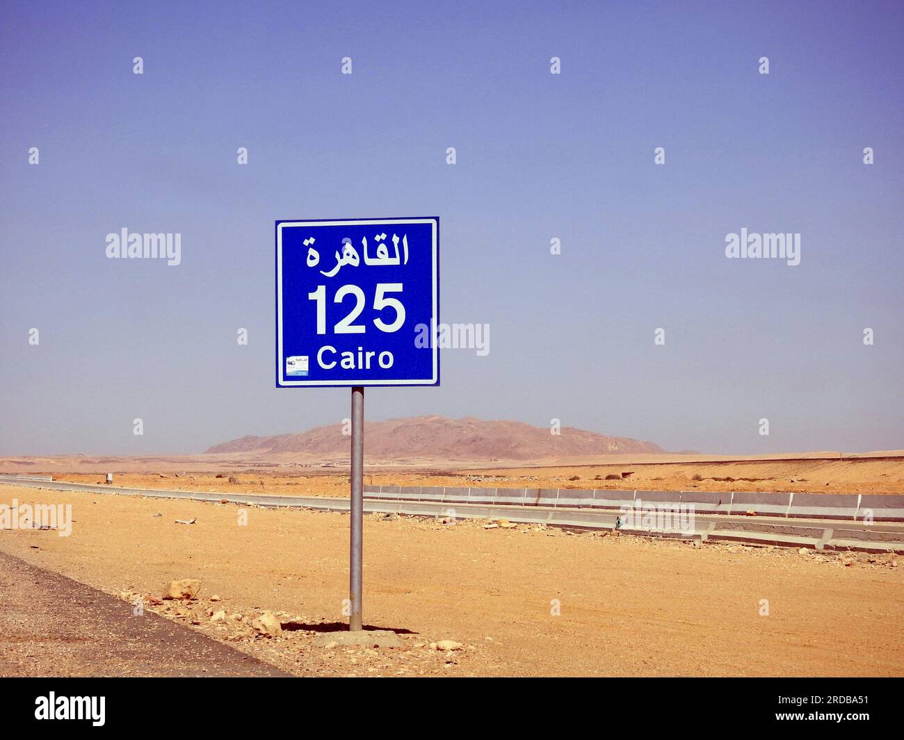 Un panneau de signalisation routière dans l'autoroute Suez du Caire ...