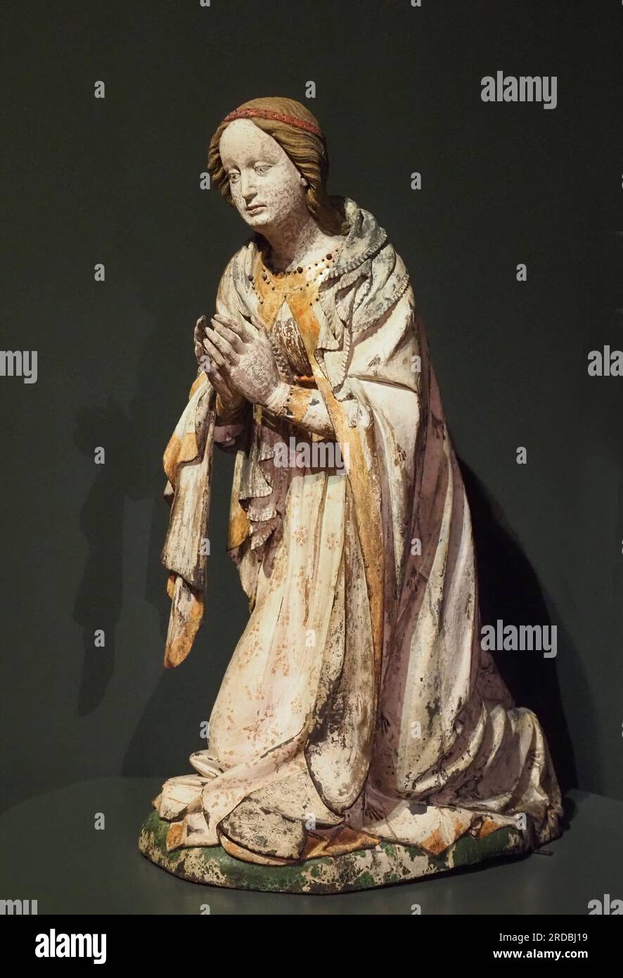 Vierge agenouillée, bois de chaux avec des traces de polychromie ...