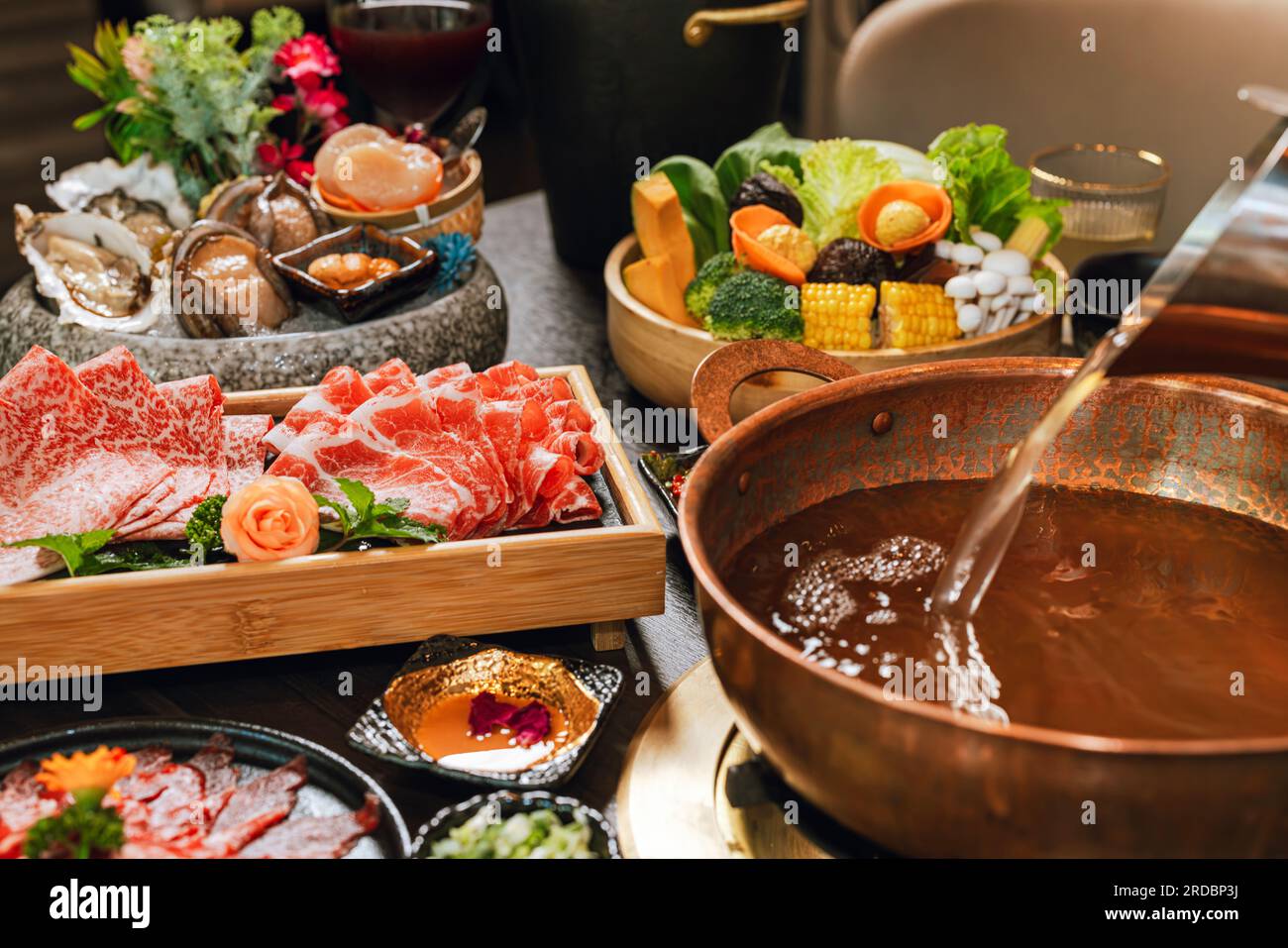 Assiette de cuisine de fruits de mer et viande de bœuf tranchée pour ...