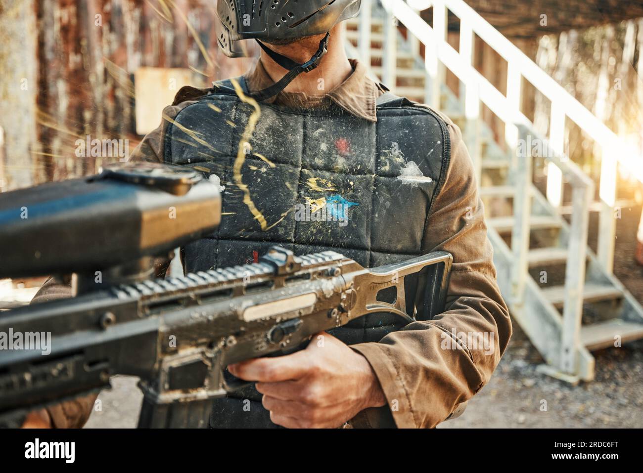 Paintball, champ de bataille et personne tirant avec arme à feu, cible ...