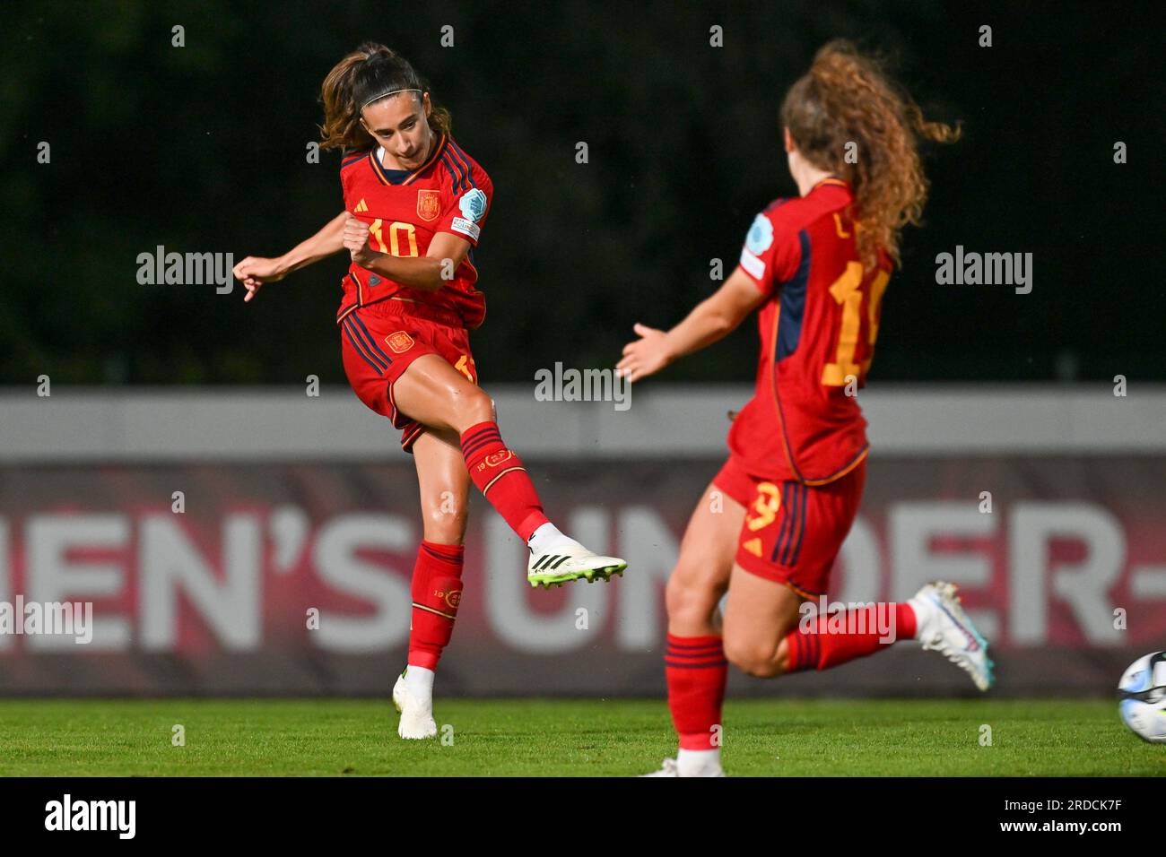 Julia Bartel (10 ans) d'Espagne photographiée lors d'un match de ...