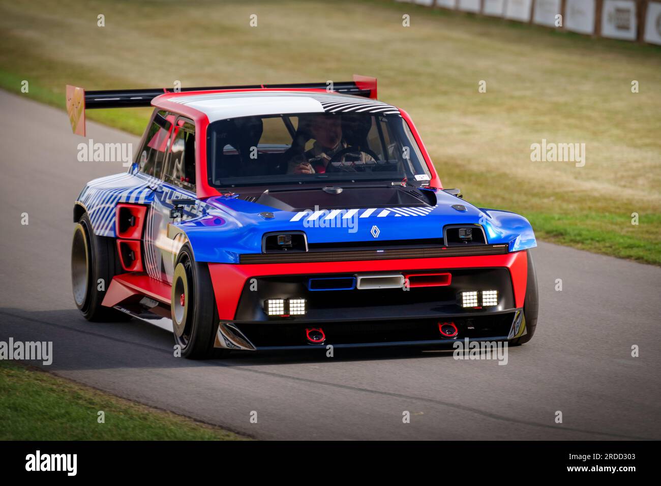 Renault R5 Turbo 3E E-Tech monte en puissance au Goodwood Festival of Speed 2023 Photo Stock - Alamy