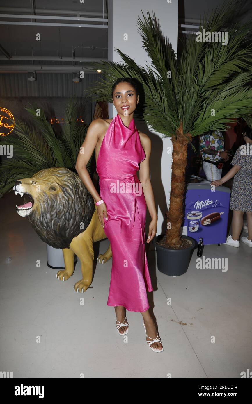 Aline Gomes beim Mates Date influenceur événement auf der Berlin ...