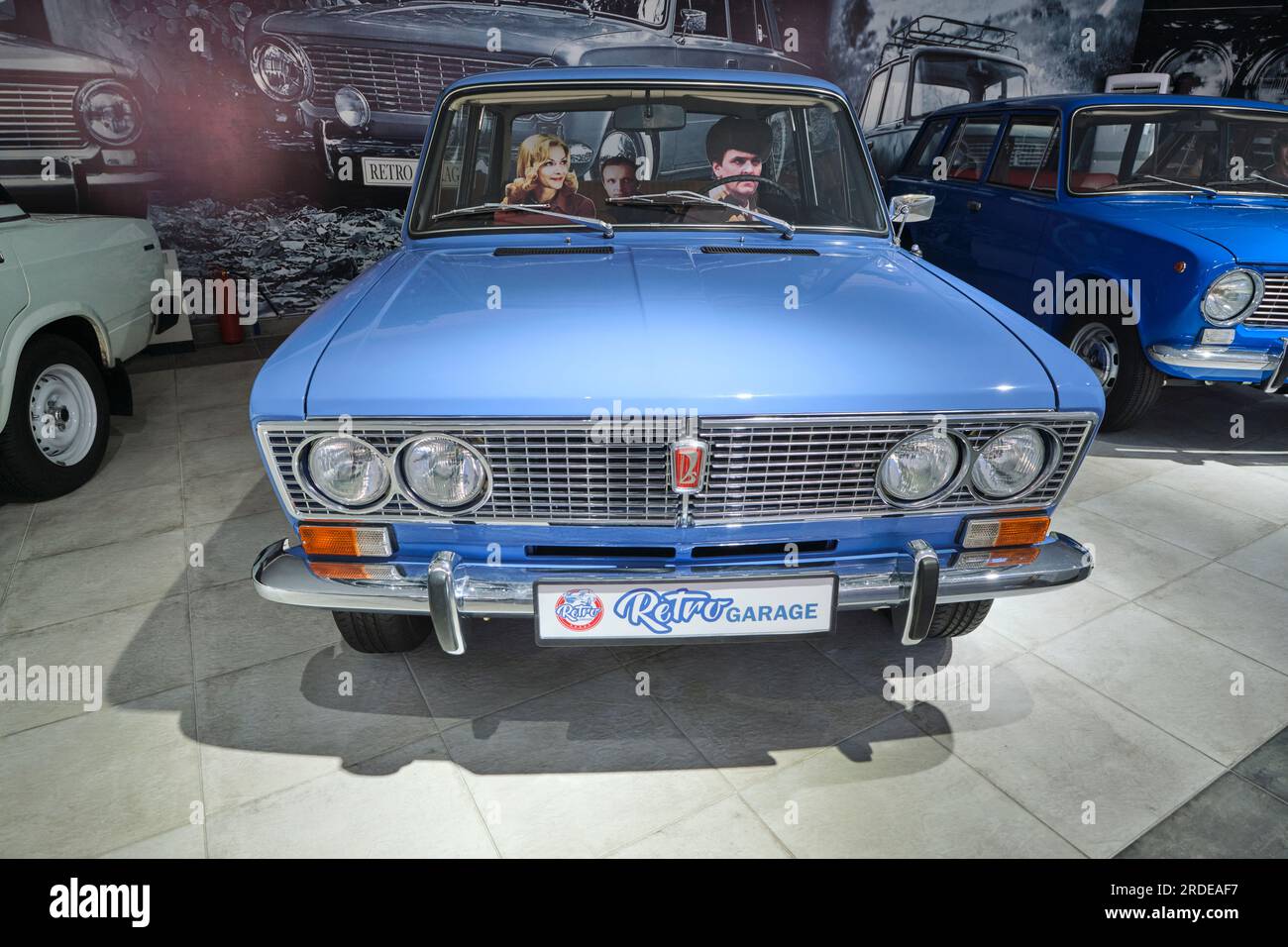 Vue d'une berline Lada Kombi bleu clair des années 1970, modèle VAZ ...