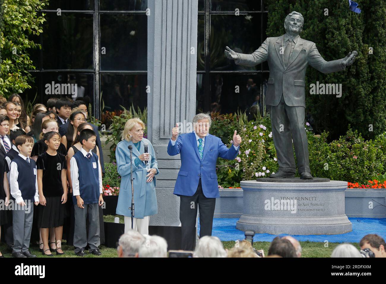 FILE - Tony Bennett gives a thumbs up as members San Francisco Boys and ...