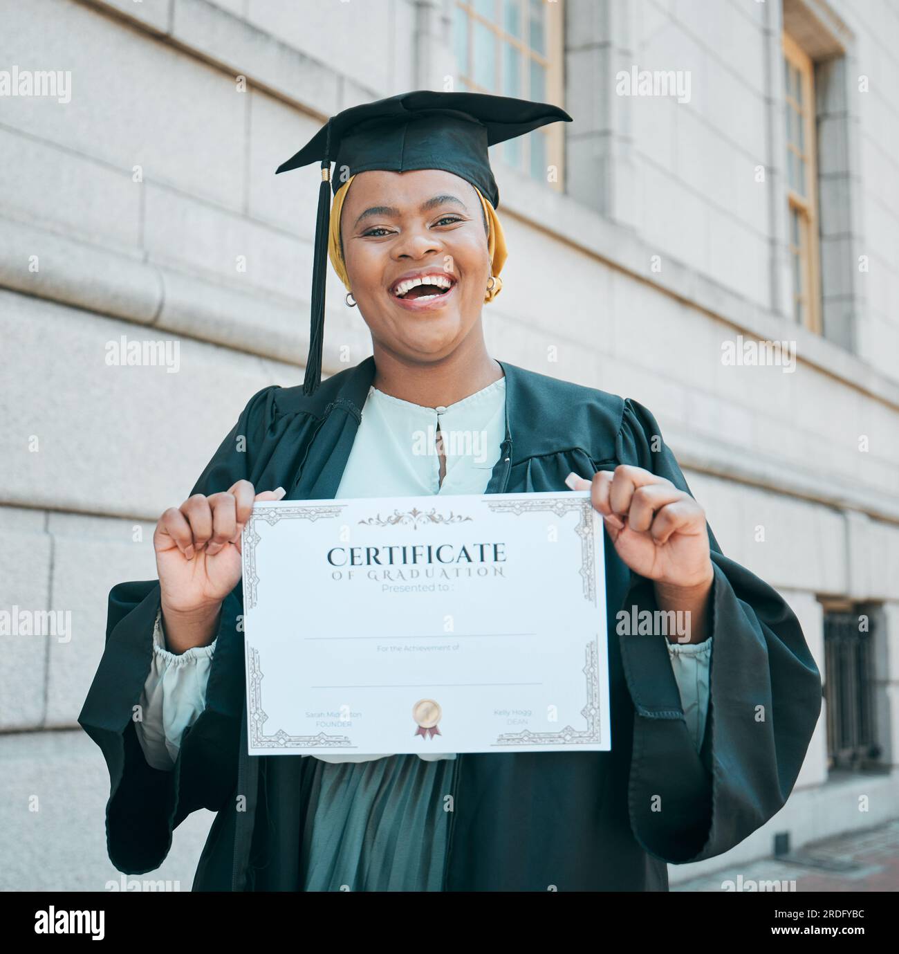 Étudiante universitaire, certificat de fin d'études ou portrait de ...