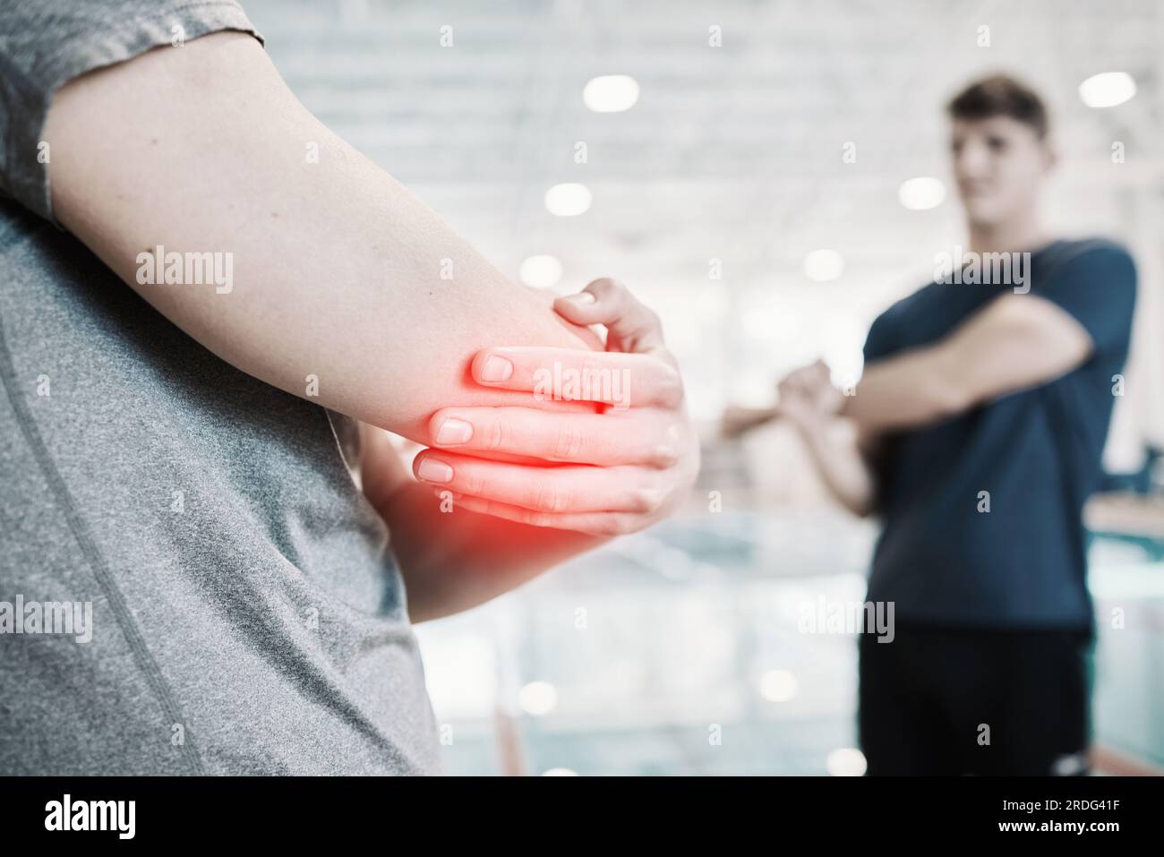 Douleur au coude, blessure et condition physique avec la personne et ...