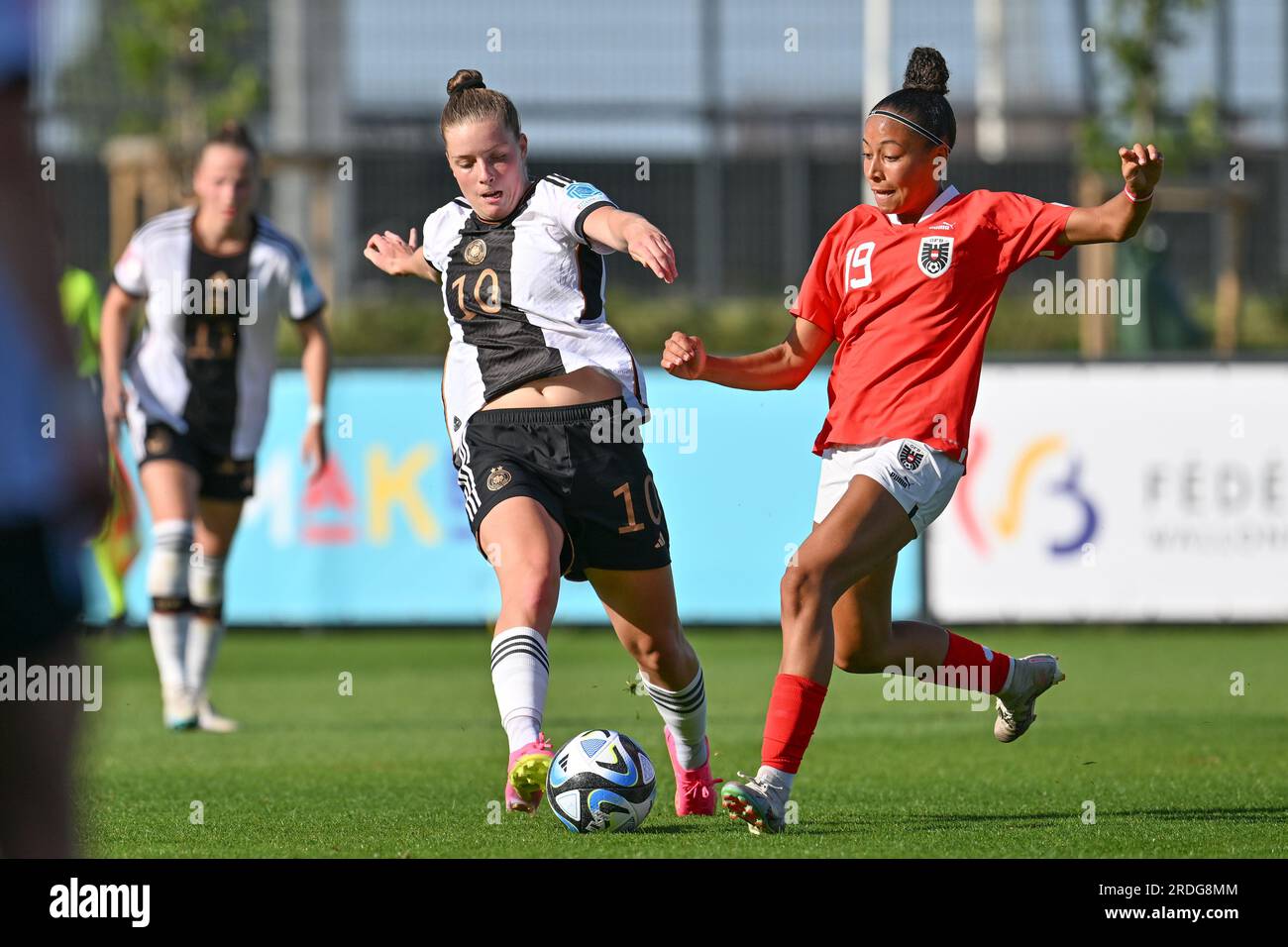 Alara Sehitler (10 ans) d’Allemagne et Nicole Ojukwu (19 ans) d ...