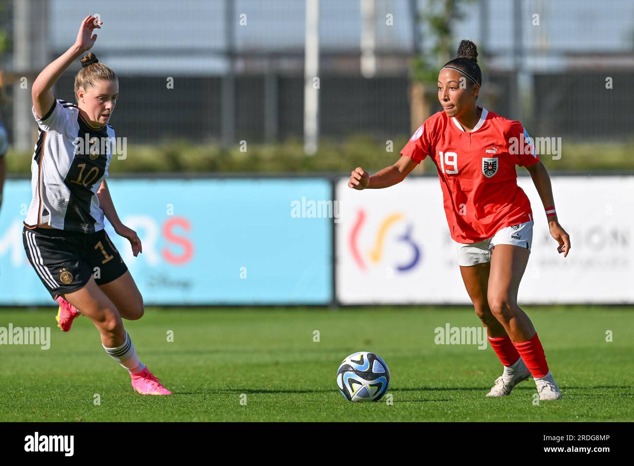 Alara Sehitler (10 ans) d'Allemagne photographiée défendant Nicole ...