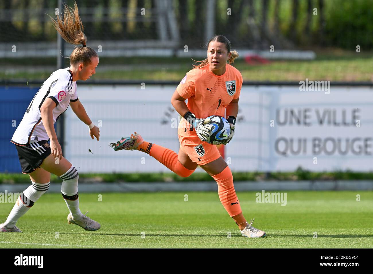 Franziska Kett (11 ans) d’Allemagne et la gardienne Mariella El Sherif ...