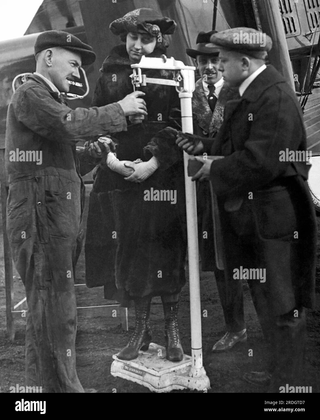 Mature woman scales Banque d'images noir et blanc - Alamy