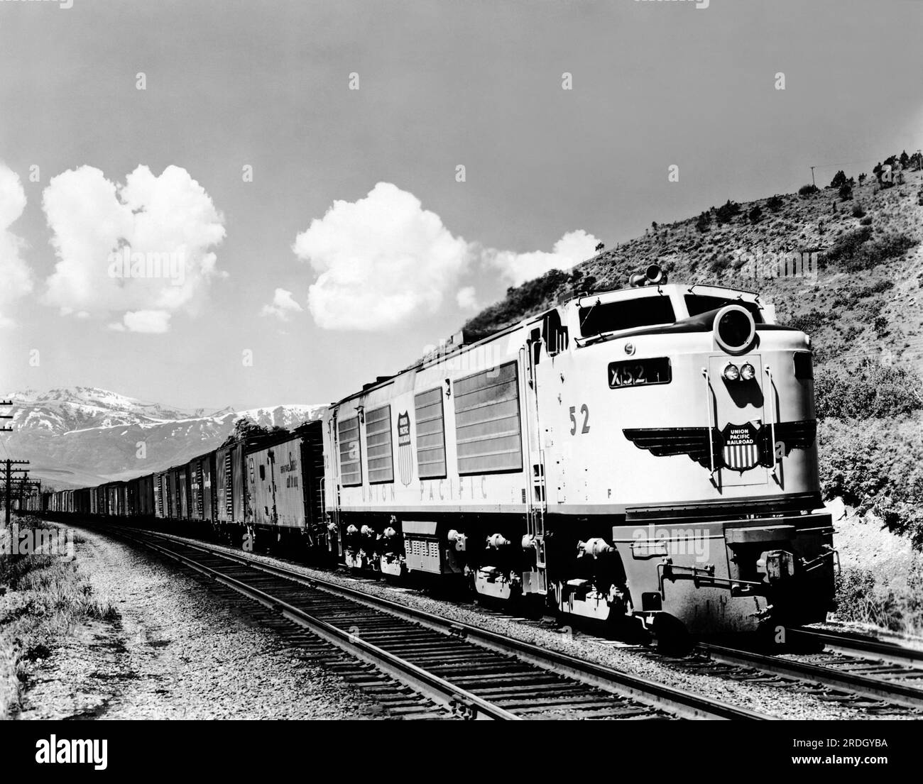 États-Unis : c. 1950 Un train de marchandises de l'Union Pacific Railroad dans les montagnes. Le ...