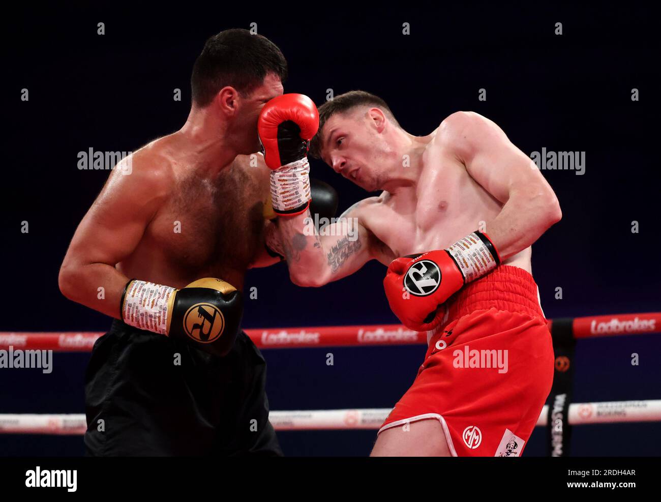 Aston Brown (à droite) en action contre Vasif Mamedov lors de leur match poids moyen au ...