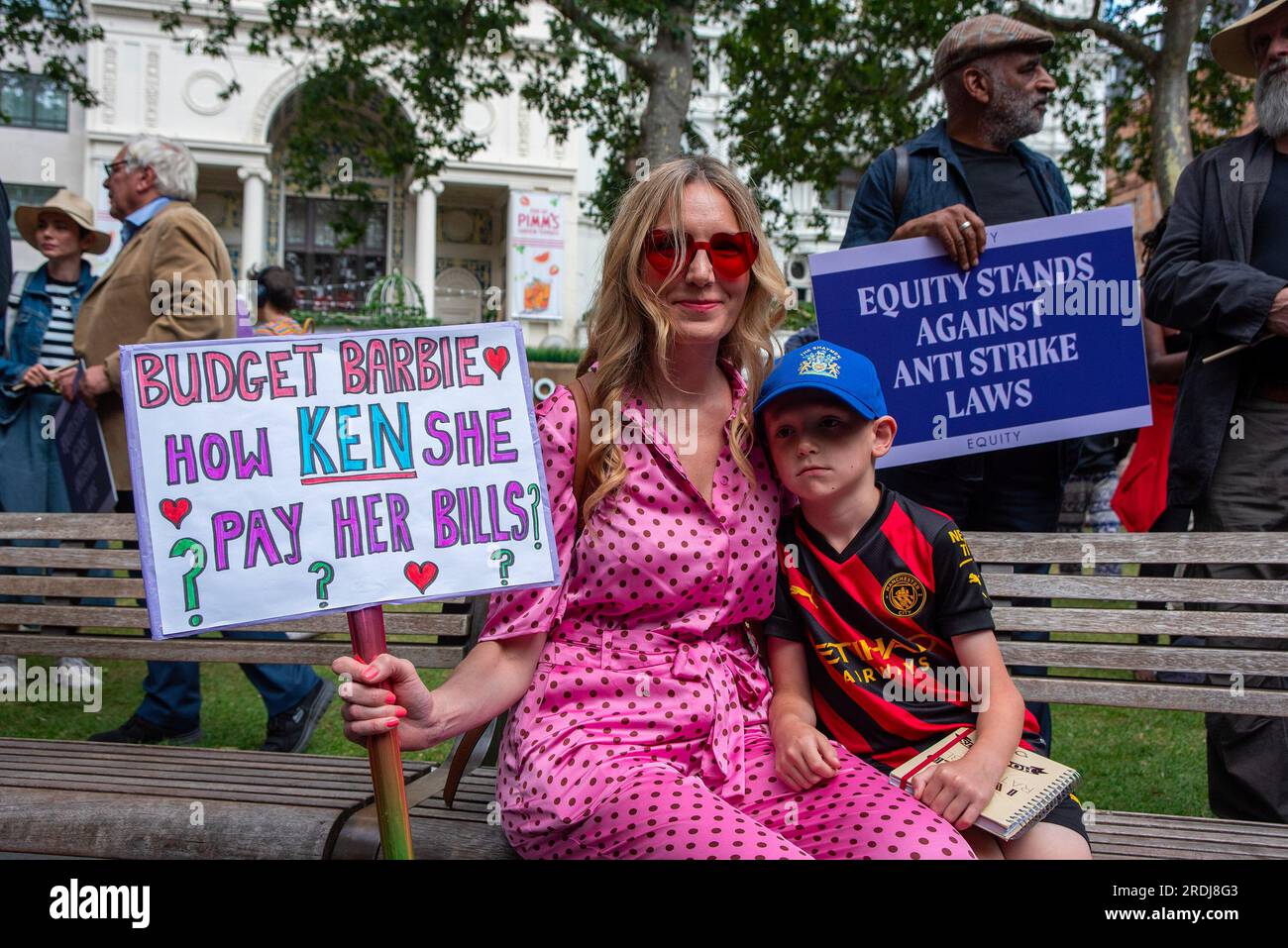 Londres, Royaume-Uni. 21 juillet 2023. Une manifestante habillée en ...