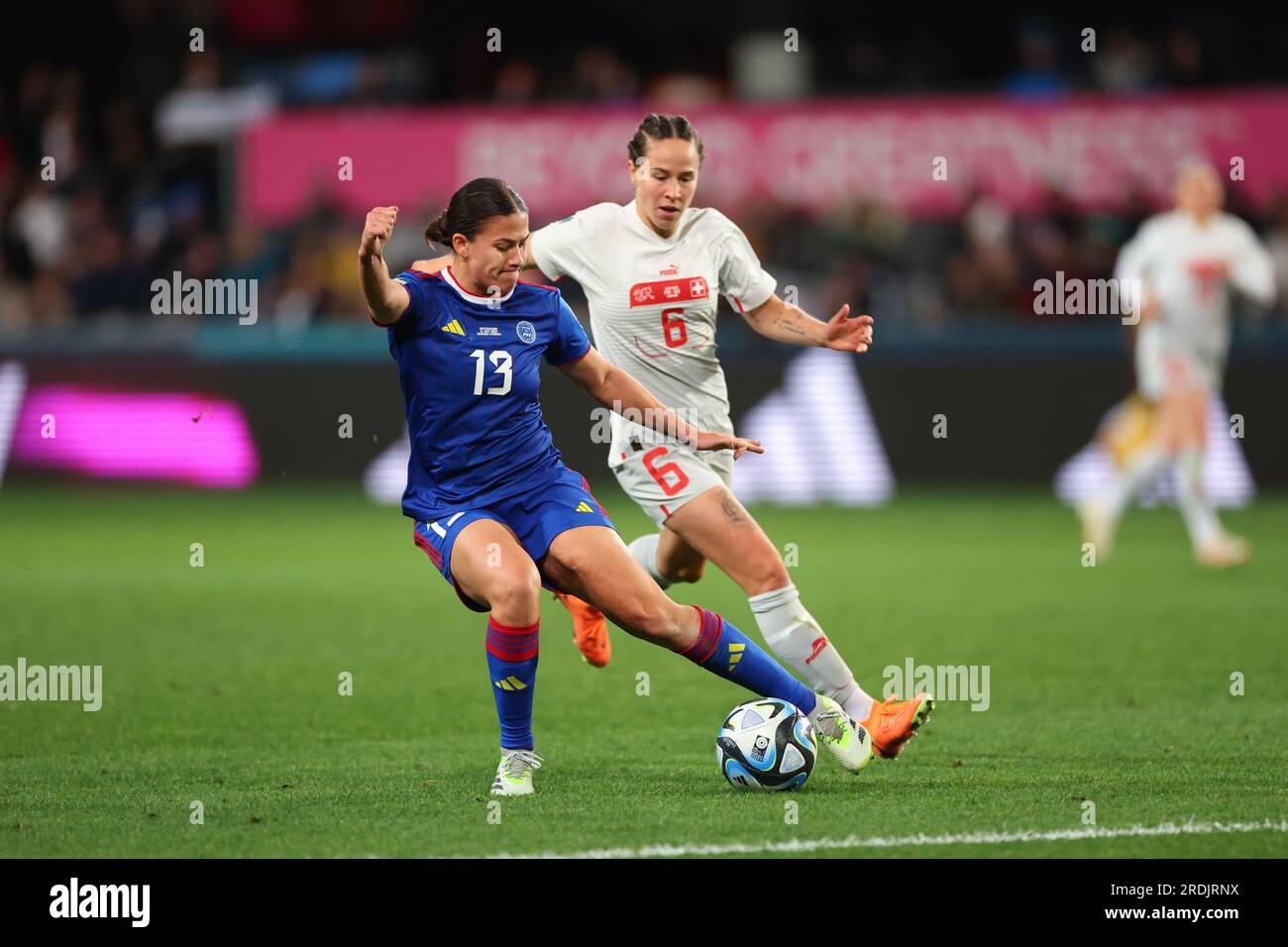 Angela Beard (13 Philippines) efface le ballon lors du match de ...