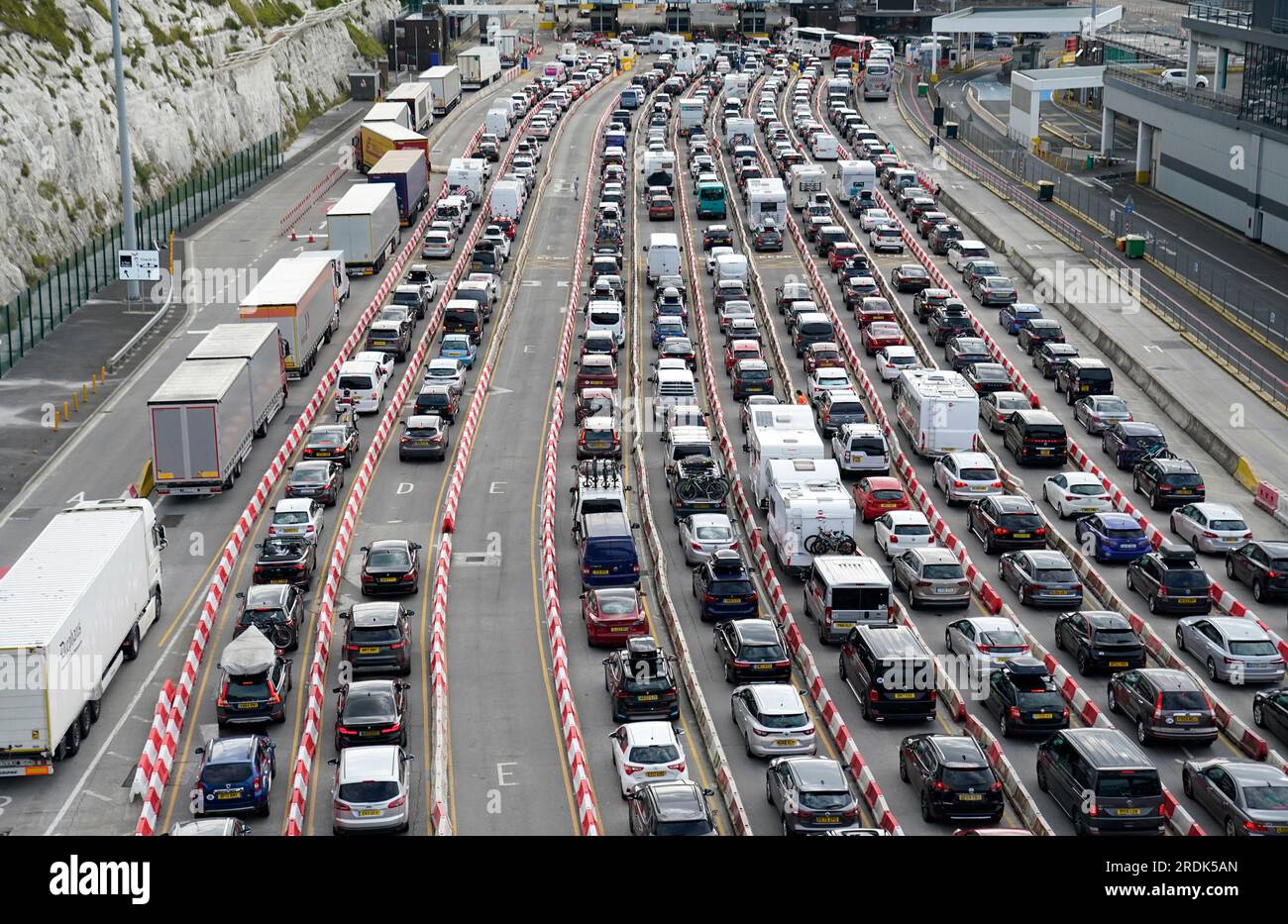 Les camions et les voitures font la queue au port de Douvres, dans le ...
