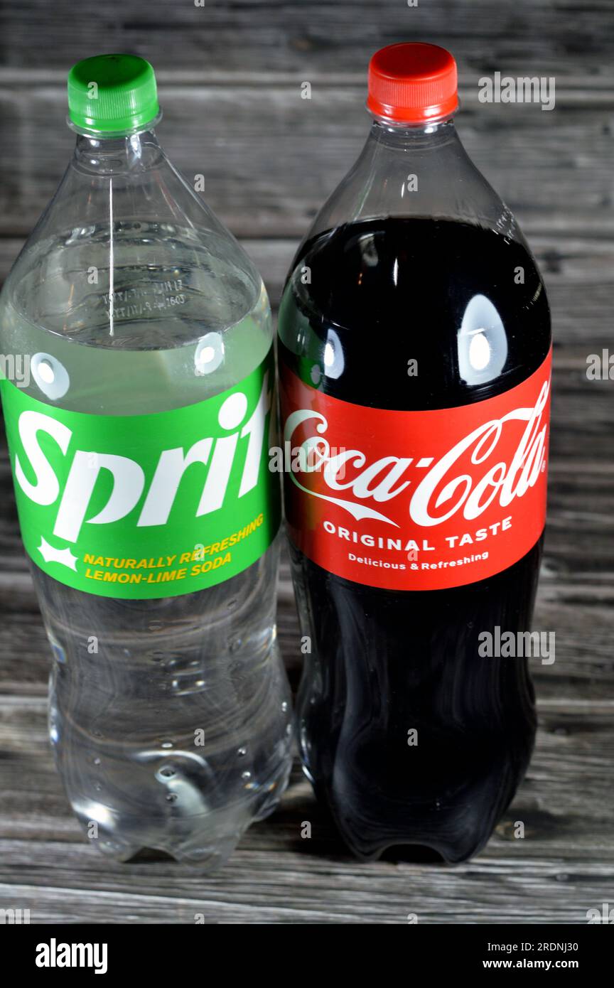 Le Caire, Égypte, juillet 18 2023 : soda citron-lime Sprite et coca ...