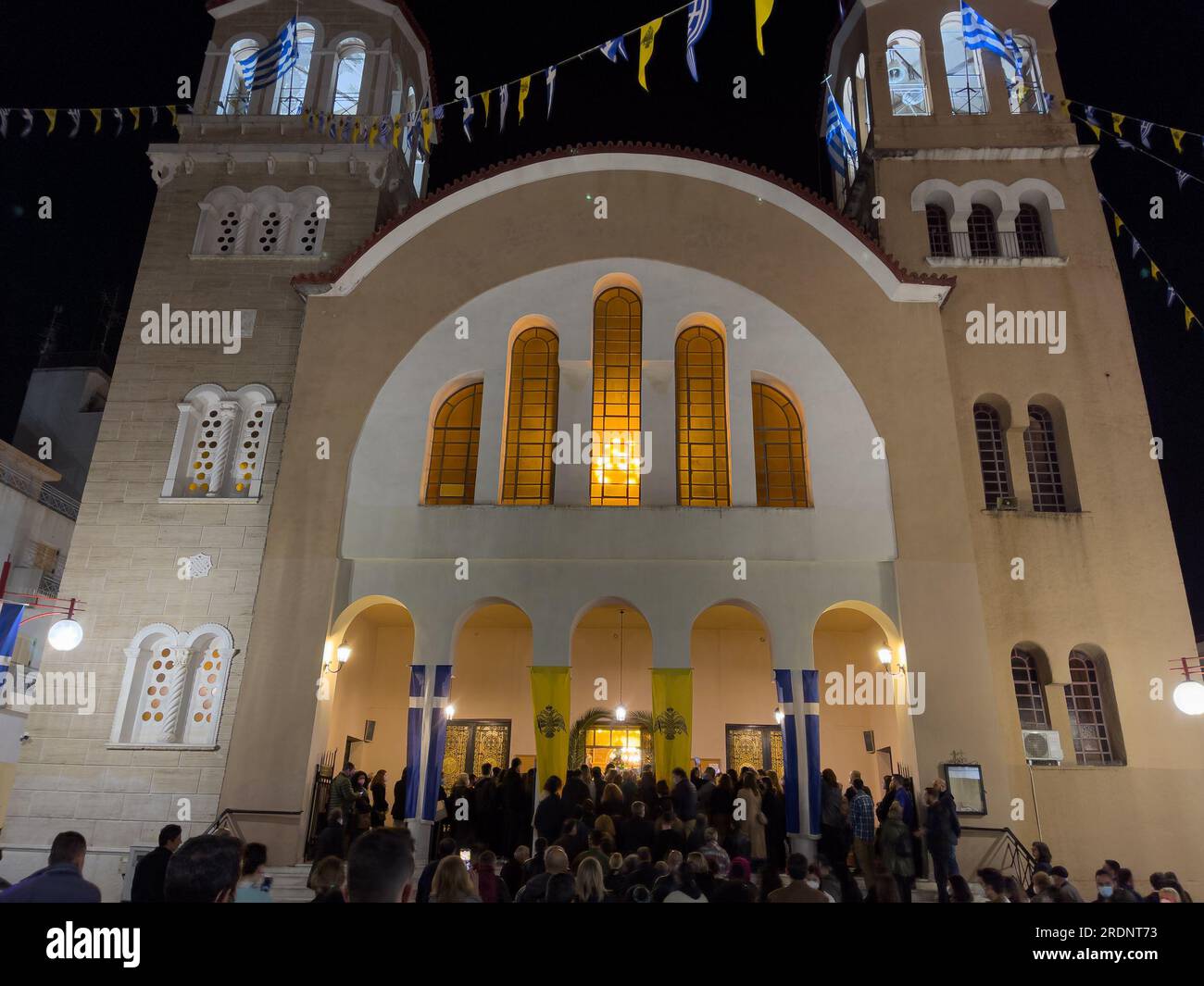 Vue urbaine de l'église Taxiarches à Kalamata, Grèce. C'est le plus ...