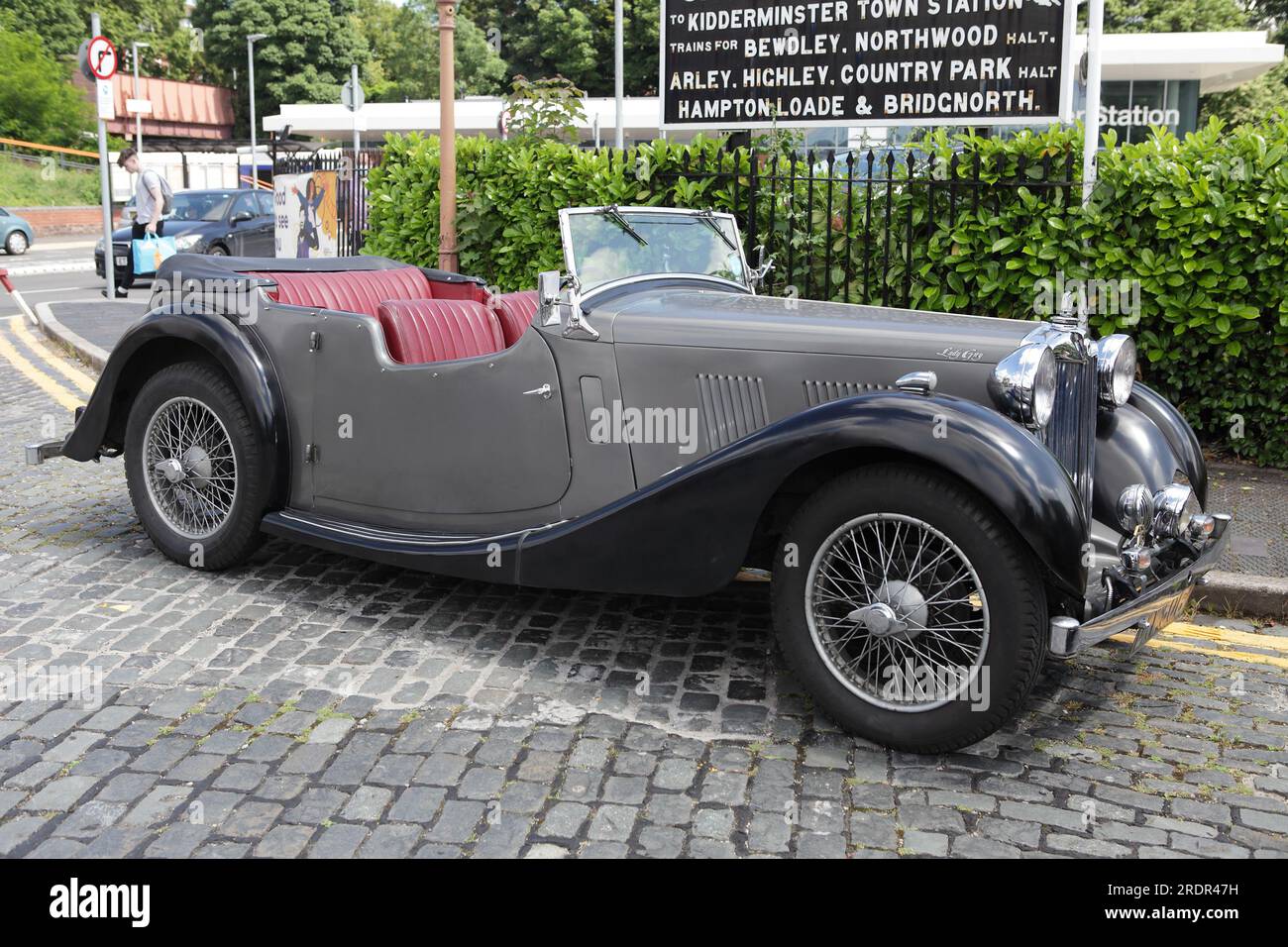 Aspect latéral d'un classique MG convertible nommé par le propriétaire ...