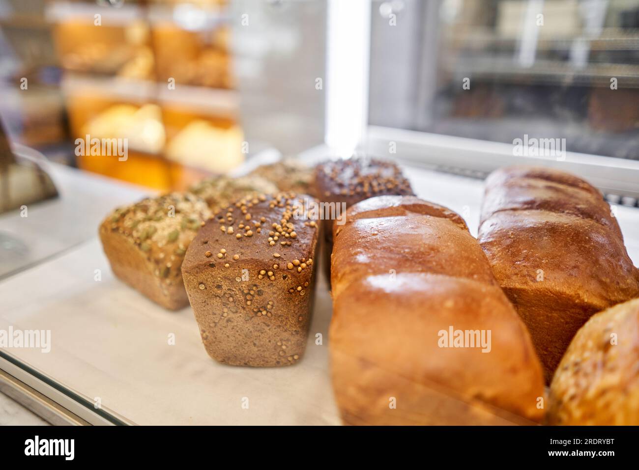 Différents types de pain sur le comptoir dans la boulangerie. Comptoir ...