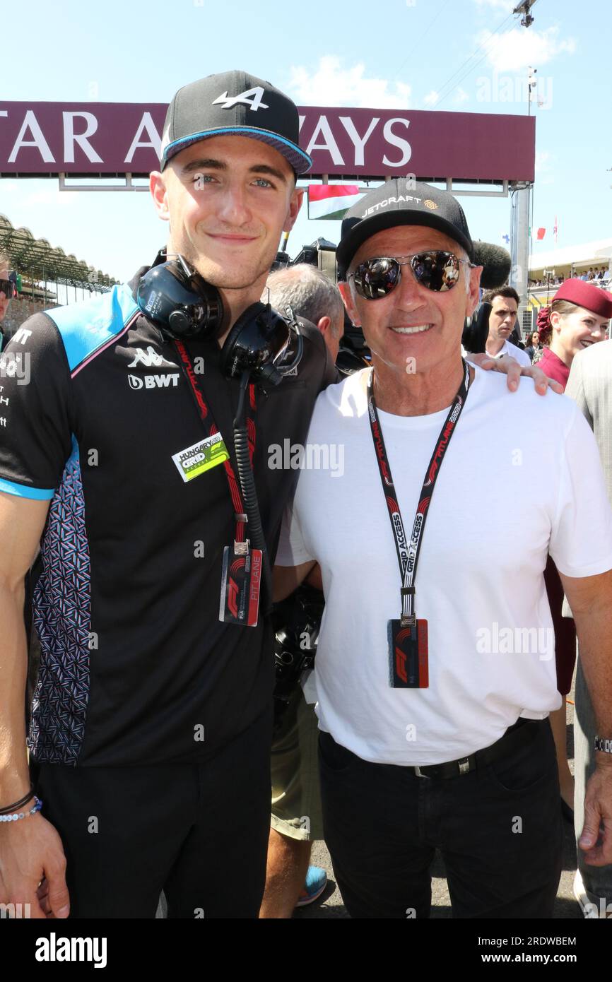 L'ancien champion du monde de motogp pose avec son fils jack dohan ...