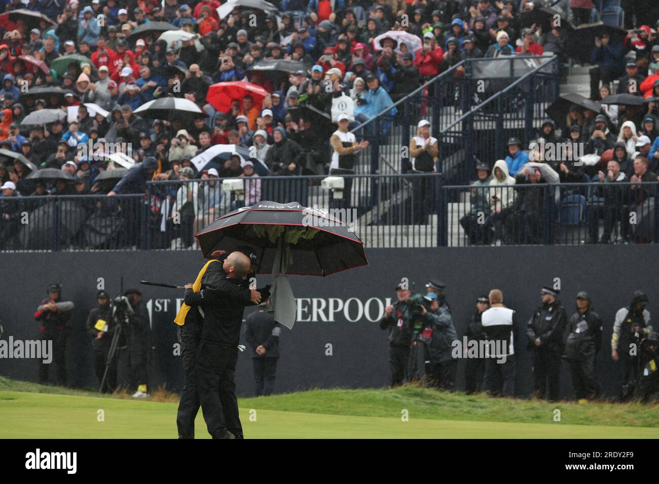 L'américain Brian Harman célèbre avec son caddie Scott Tway sur le 18e ...