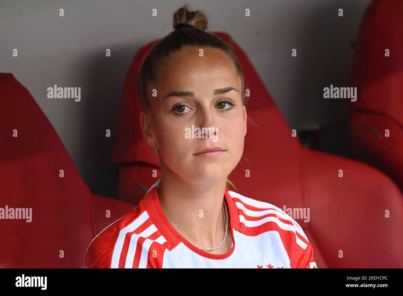 Giulia GWINN (FCB), image unique, couper motif unique, portrait ...