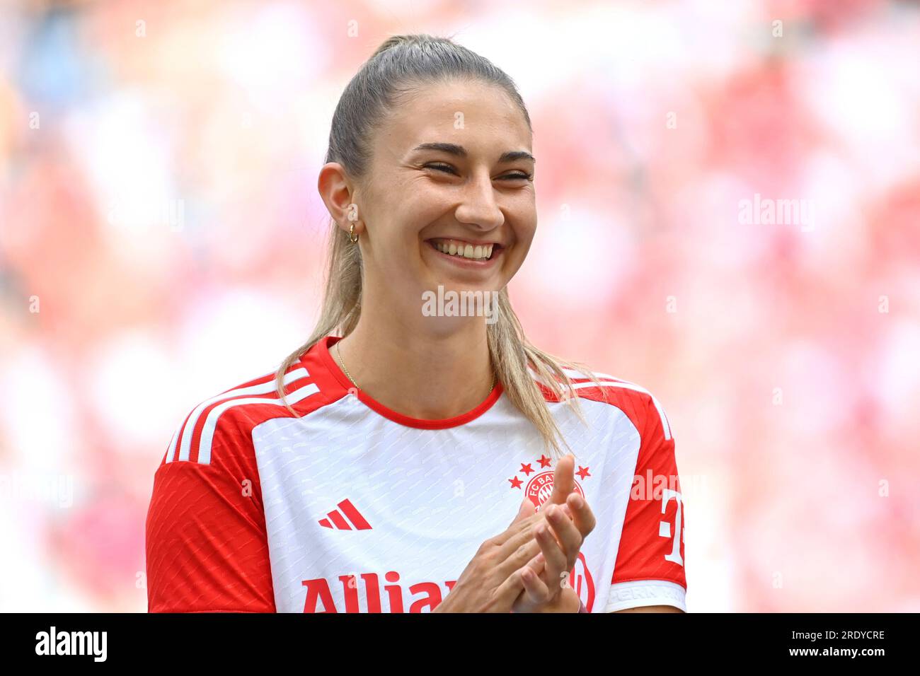 Katharina NASCHENWENG (FCB), image unique, couper motif unique, portrait, portrait, portrait ...