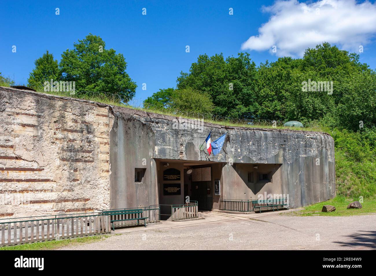 Bunker de l'ancienne ligne Maginot, ici entrée de munitions de l'usine ...